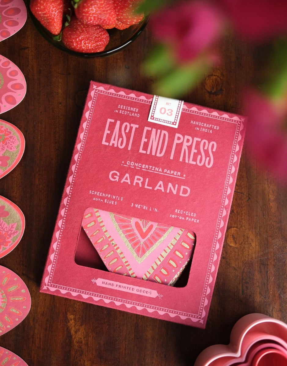 Hearts Concertina Paper Garland No.03, East End Press – Clothkits